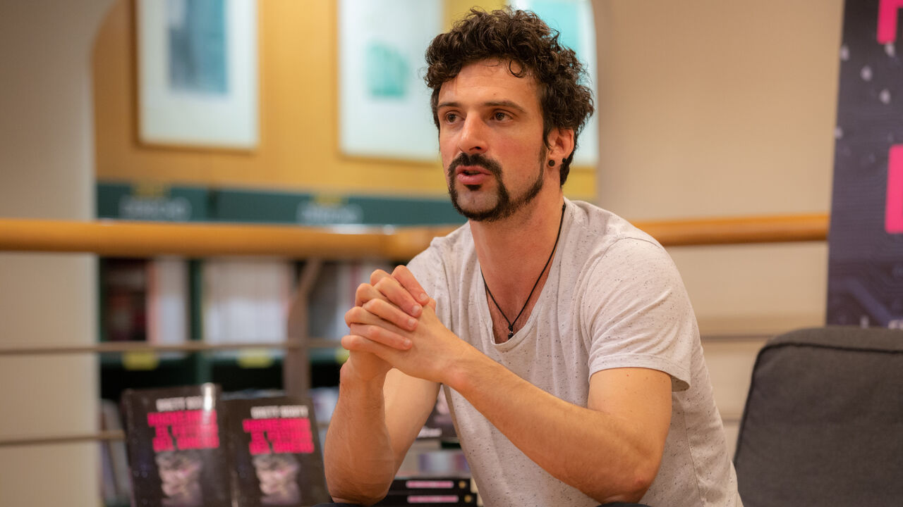 El activista Brett Scott alerta sobre cómo las grandes corporaciones ...